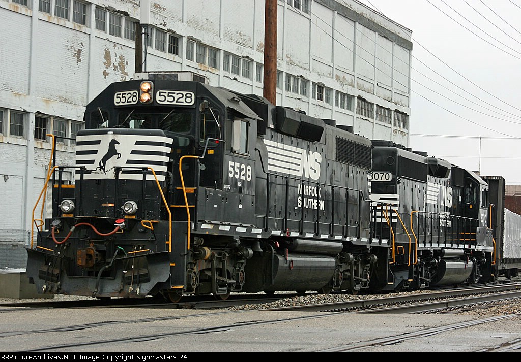 NS B05 is working on the Ameriwood siding in Dowagiac, MI
